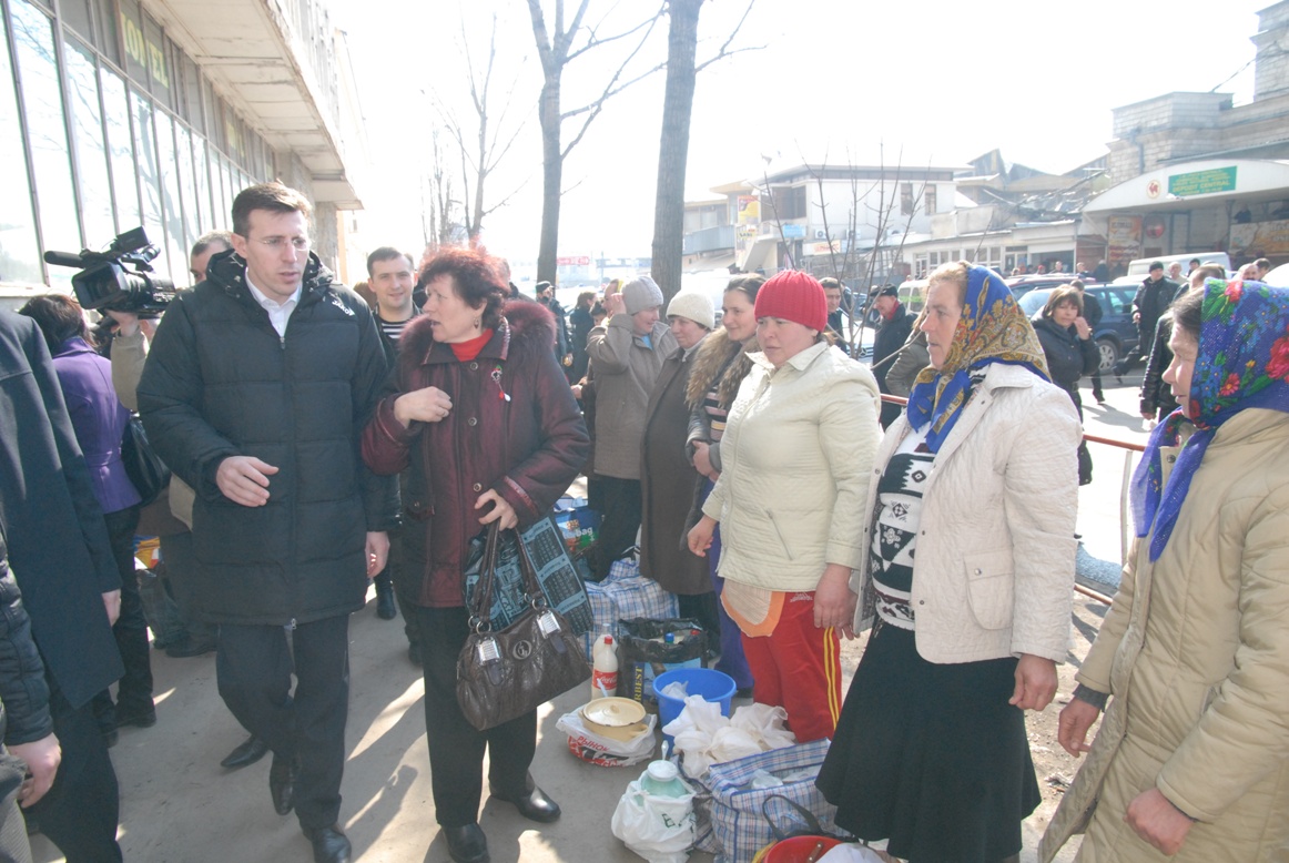 oameni la piata - ER News